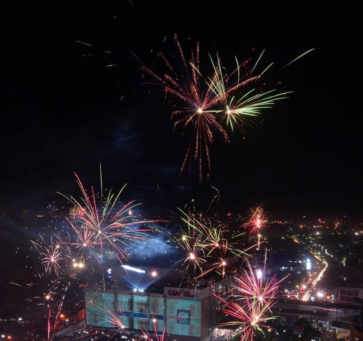 Mau Tahun Baruan Paling Seru di Karawang? Datang ke Semarak Kembang Api ...