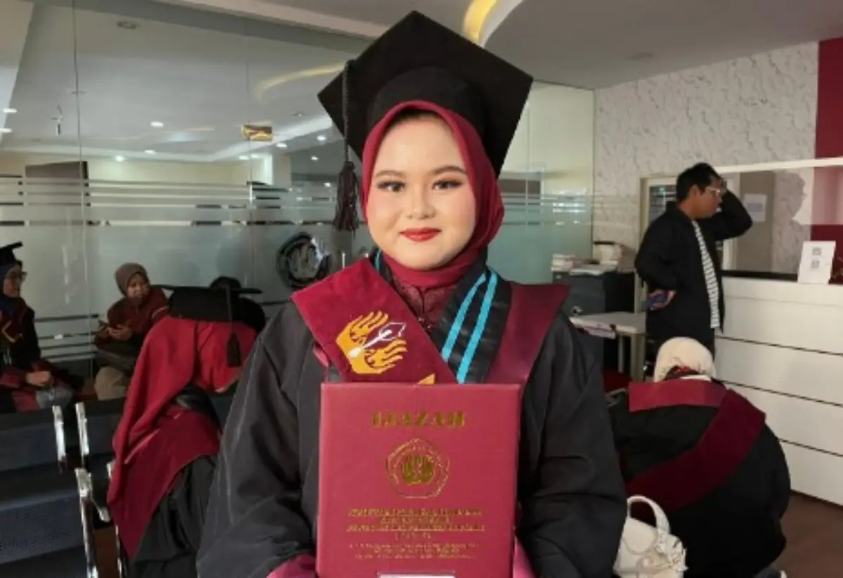 Selalu Ingat Perjuangan Sang Ayah, Akhirnya Aurora Jadi Wisudawan Terbaik Unsika 2025 – KBEonline.id
