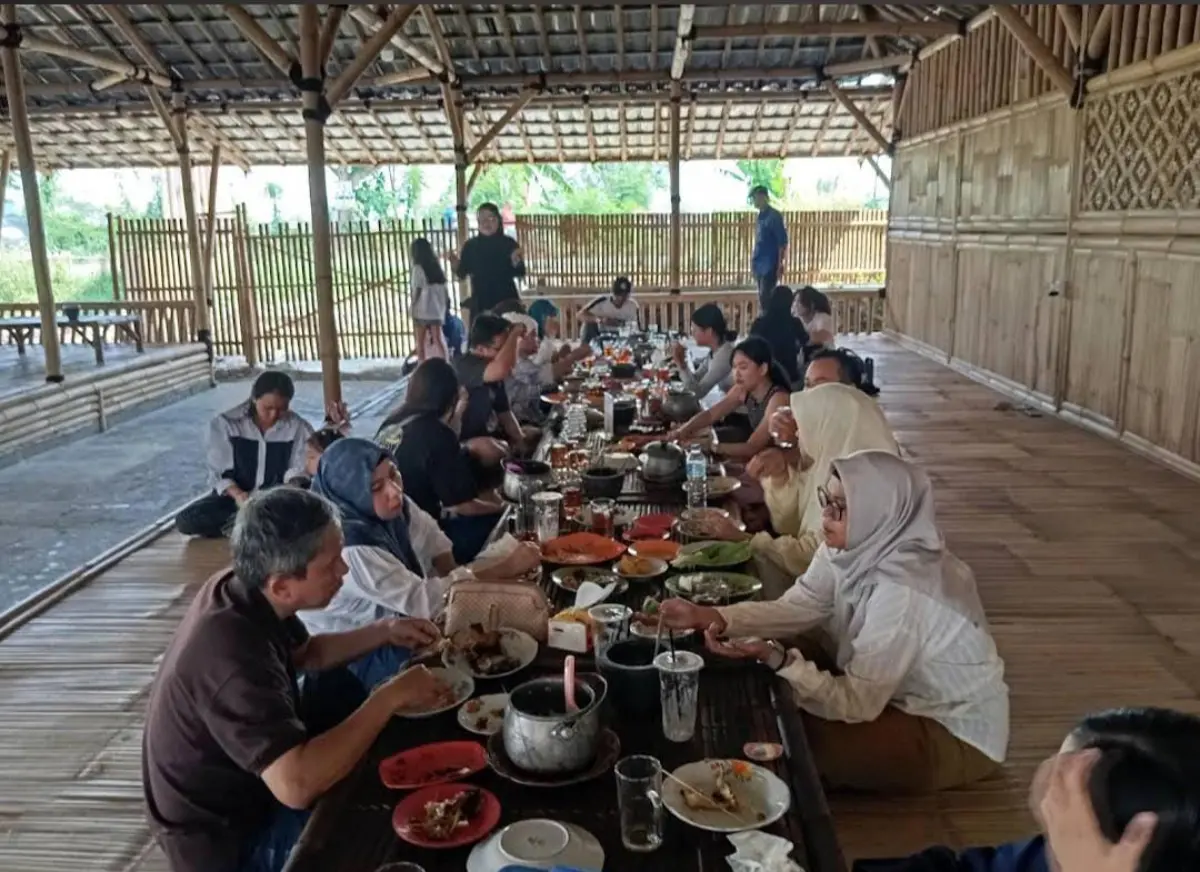 Saung Sadara Karawang: Rumah Makan Urang Sunda dengan Menu Lengkap dan ...