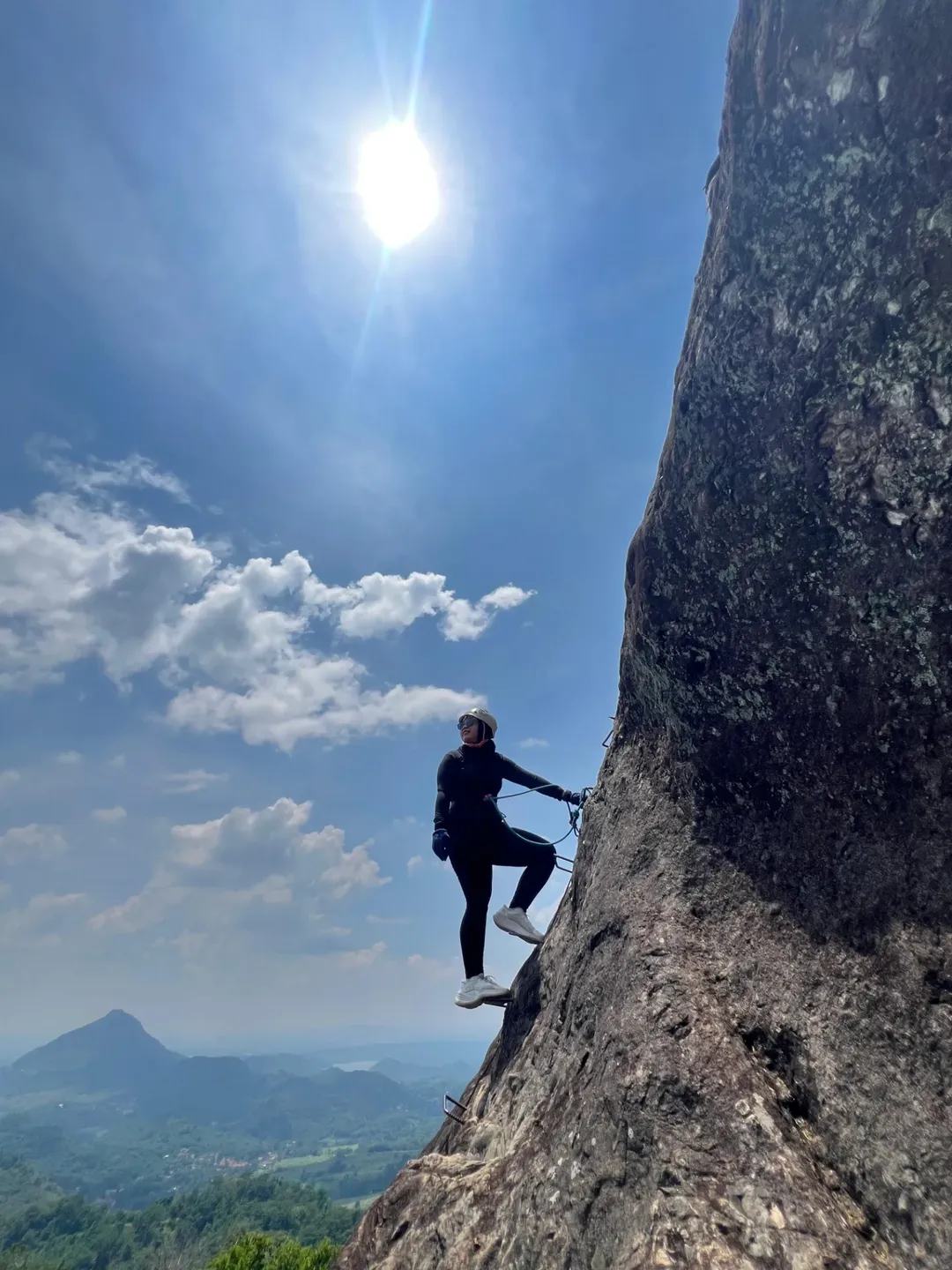 Sekali Seumur Hidup Wajib Coba: Panjat Tebing Tertinggi di Indonesia ...