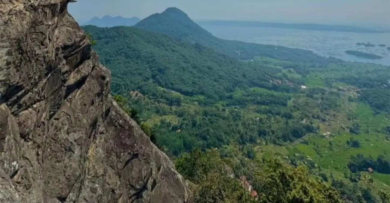 Pemandangannya Gak Ada Lawan! Gunung Parang Purwakarta Jadi Spot Wisata ...