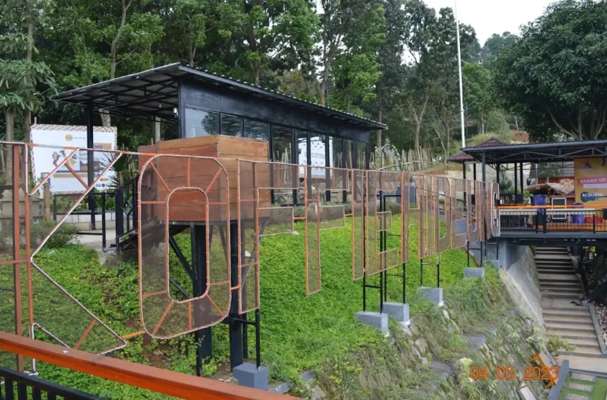 Lagi Cari Tempat Nongkrong di Karawang?Coba Saung Koffie Hideung ...